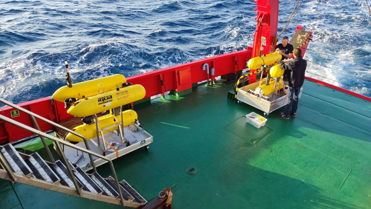 The oceanographic campaign to assess the state of the seabed in the ...